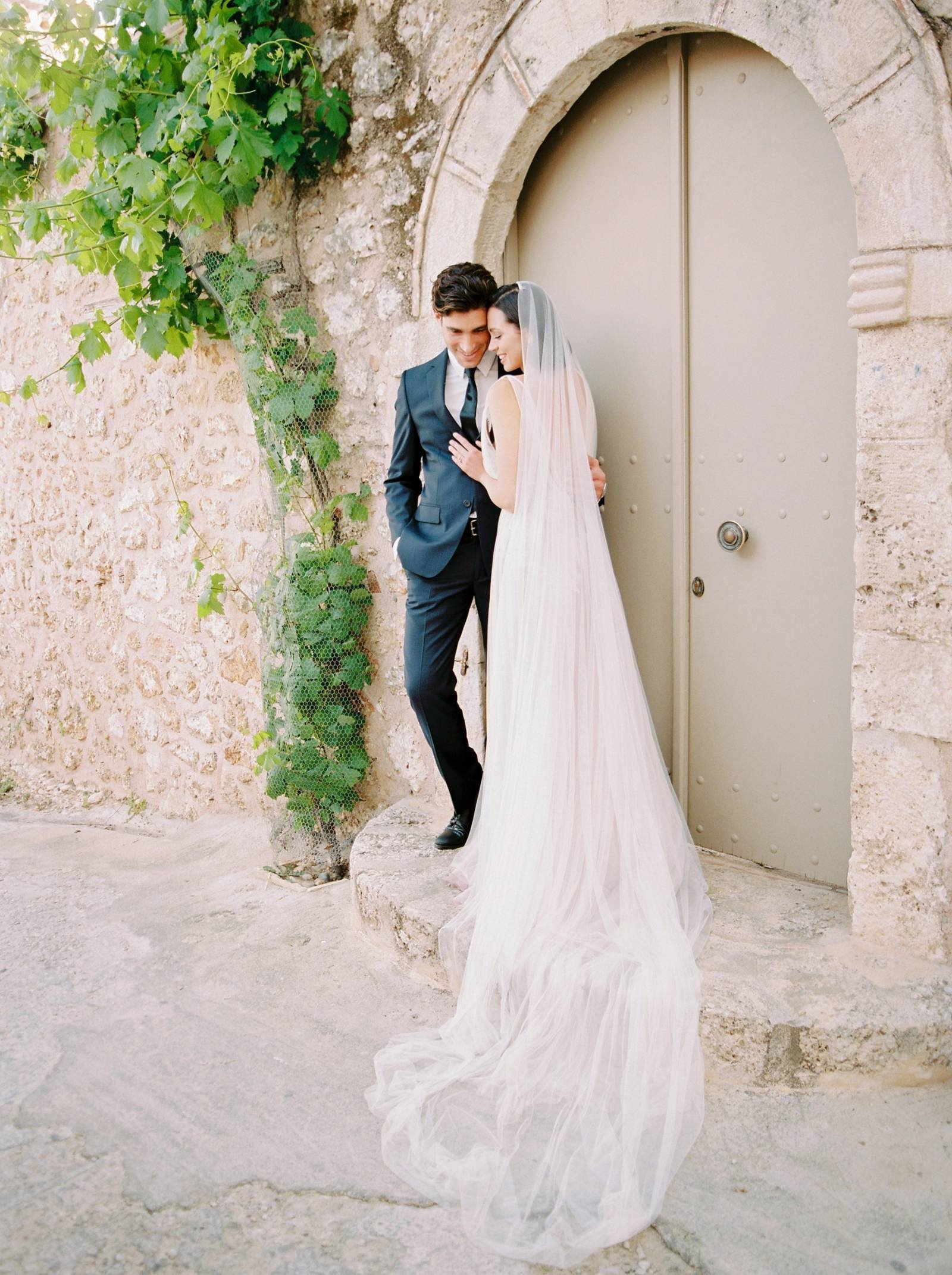 15 Regal & Romantic Cathedral Length Veils - Chic Vintage Brides : Chic ...