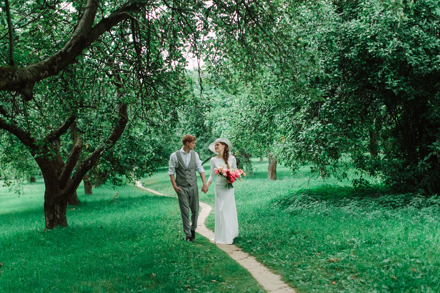 Romantic Apple Orchard Wedding Inspiration in Living Coral - Chic ...