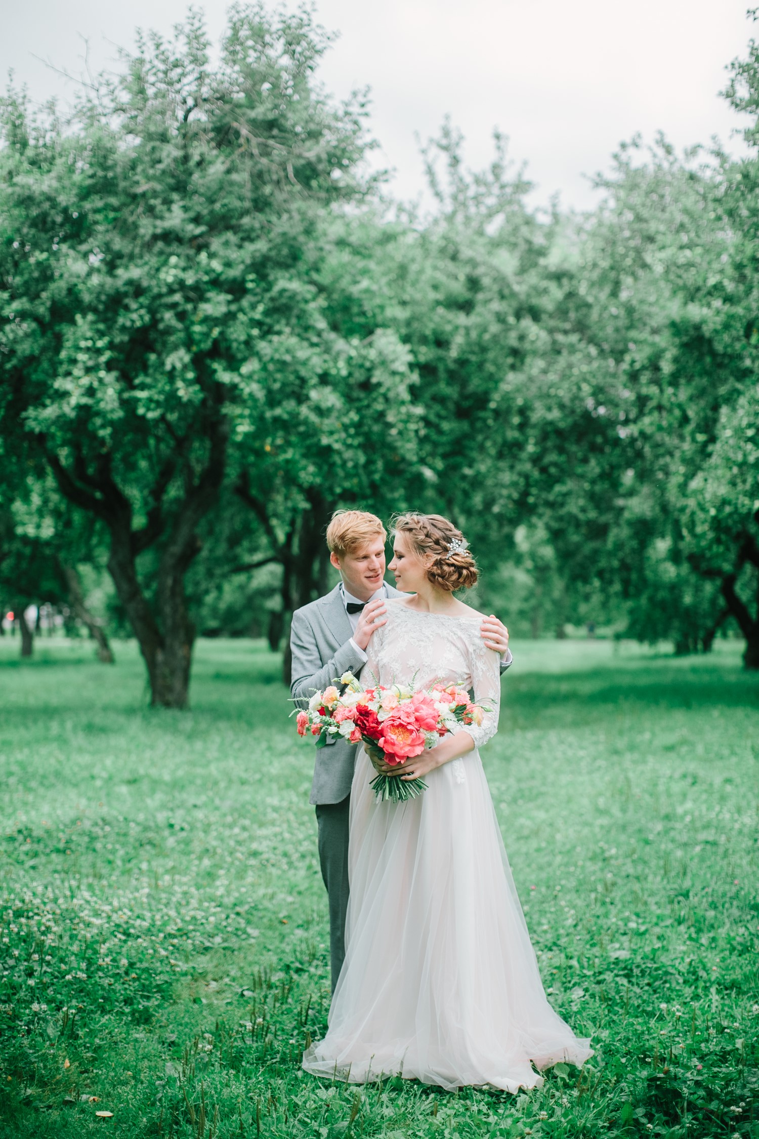 Romantic Apple Orchard Wedding Inspiration in Living Coral - Chic ...
