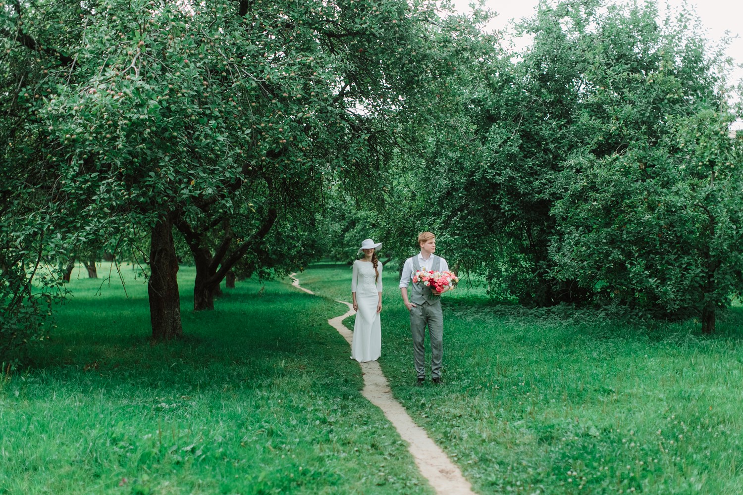 Romantic Apple Orchard Wedding Inspiration in Living Coral - Chic ...